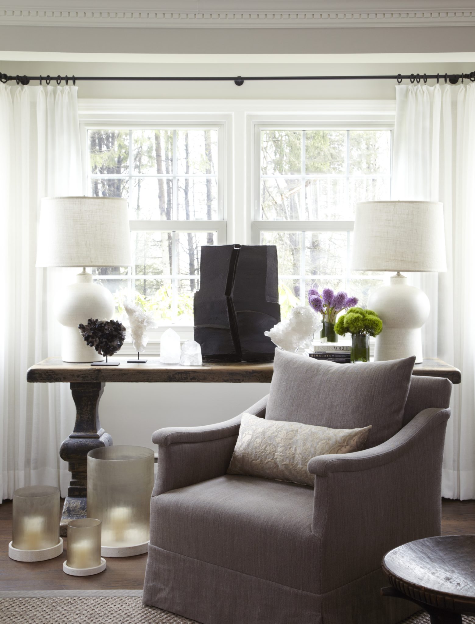 20 Living Spaces with Oversized Table Lamps - Chairish Blog