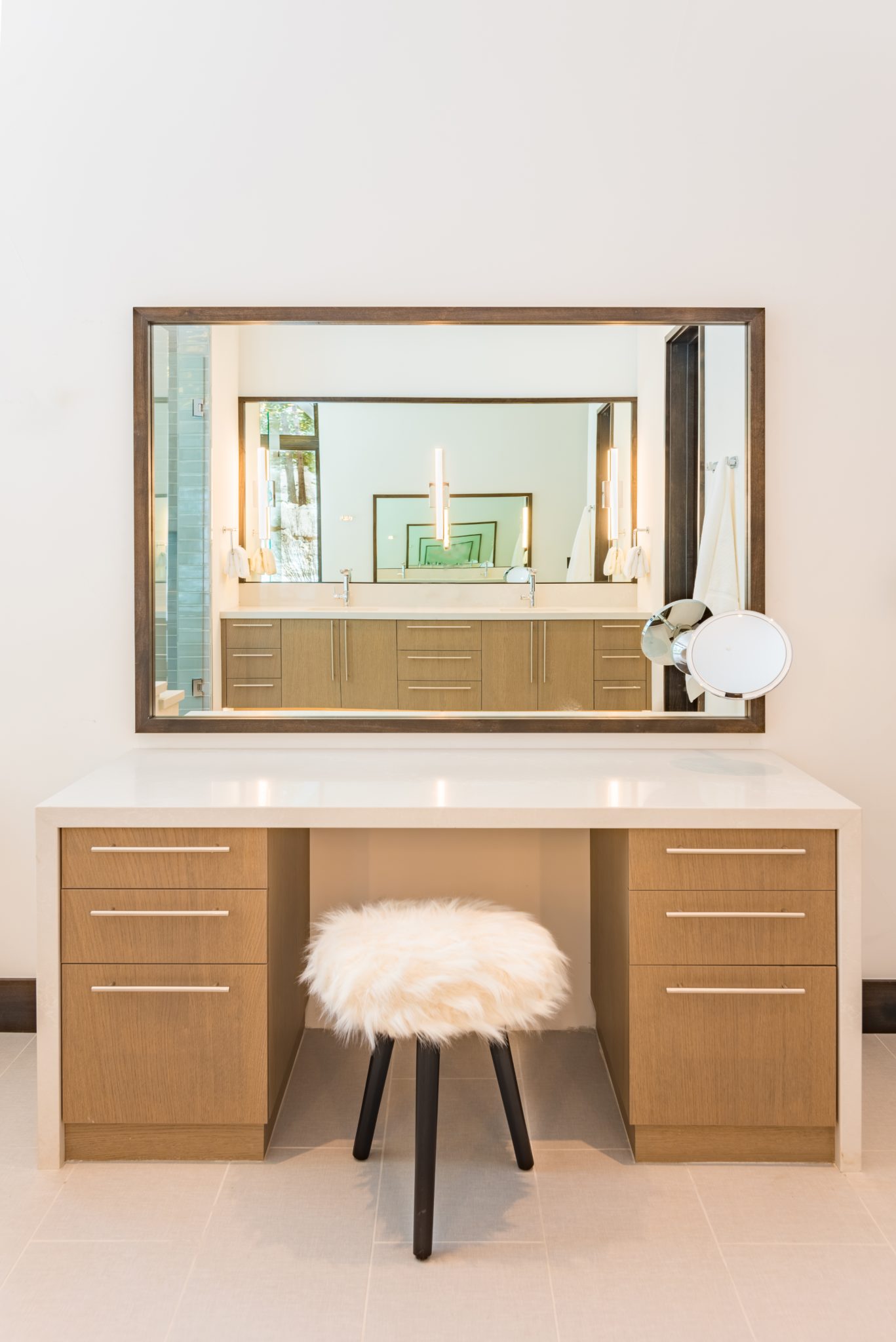 35 Glamorous Bedroom Vanities - Chairish Blog